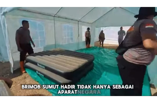 Brimob Polda Sumut Bertahan di Lokasi Bencana, Bangkitkan Harapan...