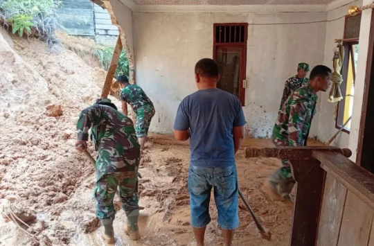 Koramil 23/Adiankoting Bersama Warga Bersihkan Rumah Korban...