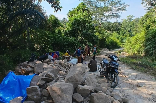 Swadaya Warga Jumagerat Bangun Jalan dan Parit, Gotong Royong Jadi...